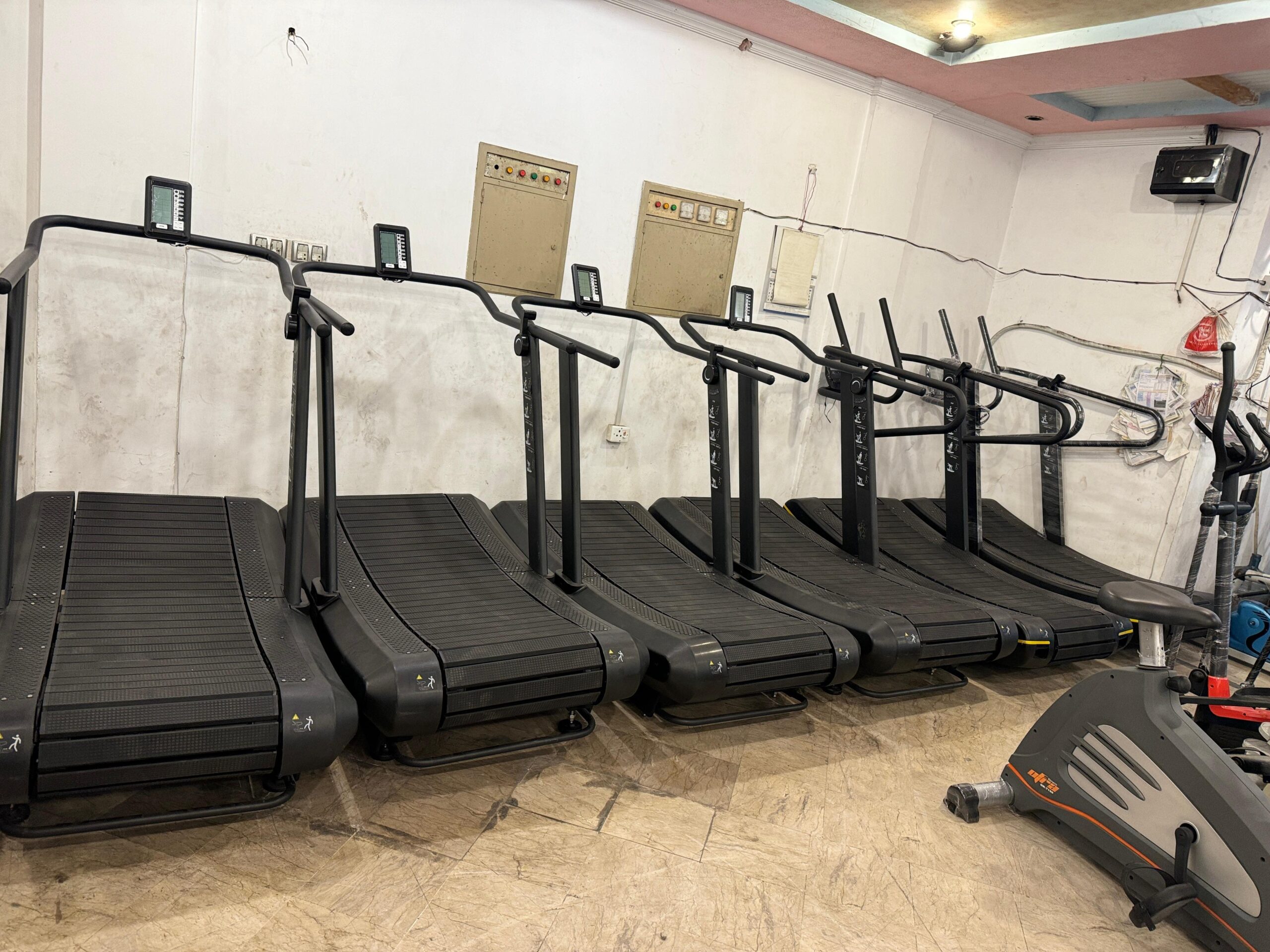 TECHNOGYM SKILLMILL CURVED MANUAL TREADMILL ( REFURBISHED ) | Z Fitness