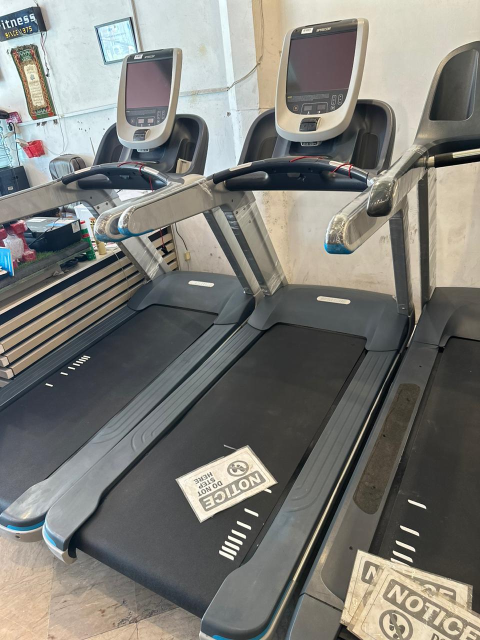 Precor TRM 885 Treadmill with P80 Console ( Refurbished ) | Z Fitness